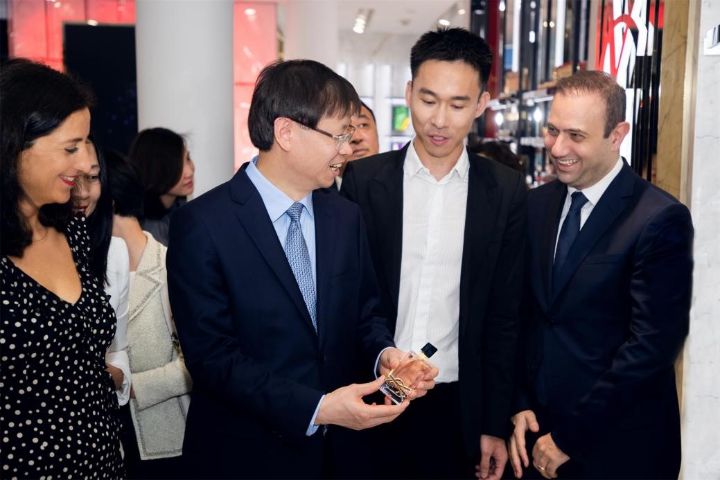 YSL圣罗兰美妆全球首家香水主题旗舰店亮相上海新天地 – 胖鲸