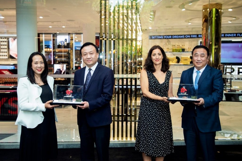 YSL圣罗兰美妆全球首家香水主题旗舰店亮相上海新天地 – 胖鲸